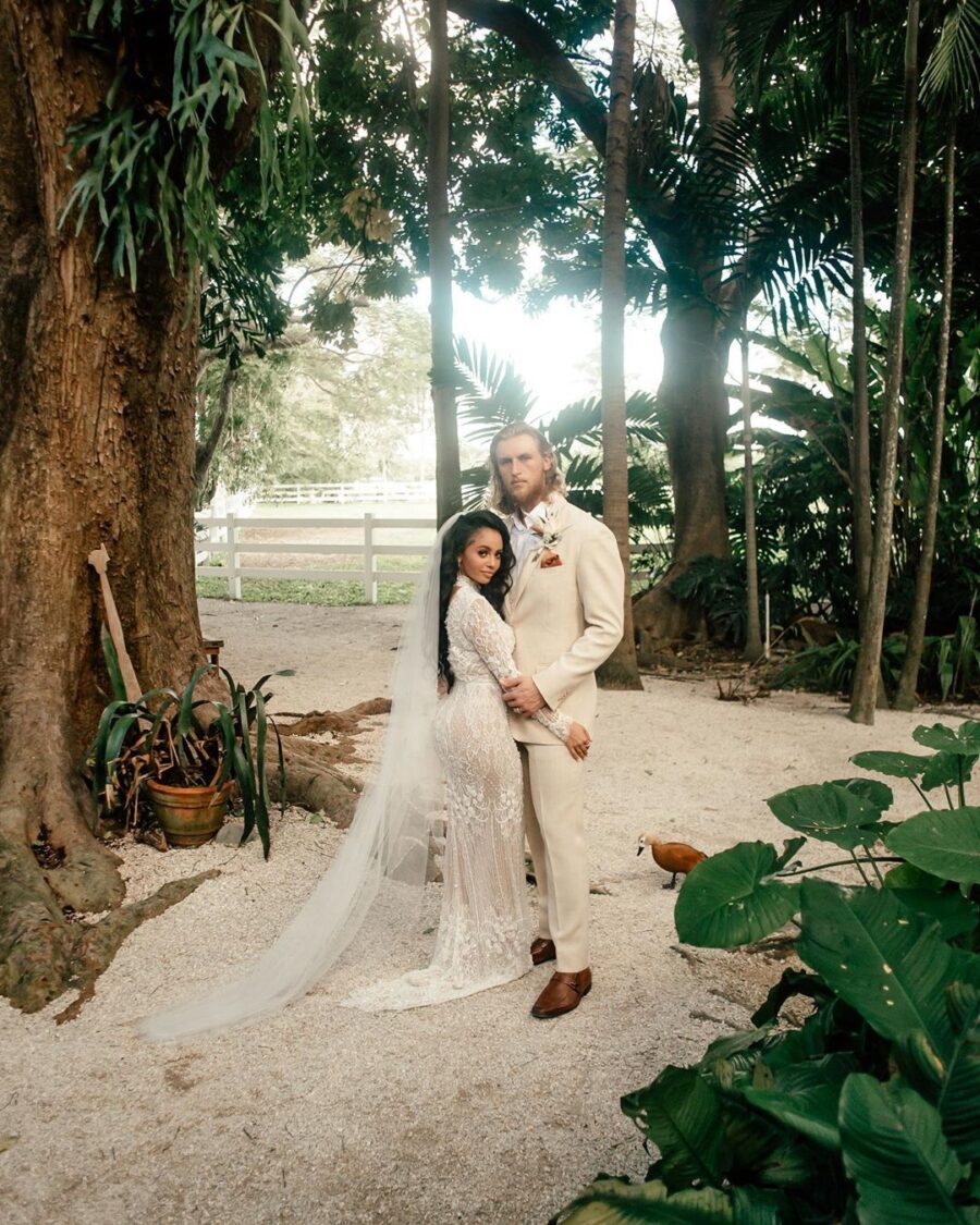 Madelaine Petsch se revolta com fãs tirando sarro do divórcio de ...