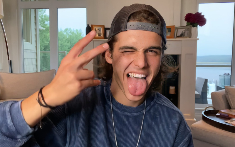 O Charlie Gillespie falando dos fãs brasileiros de ‘Julie and the ...