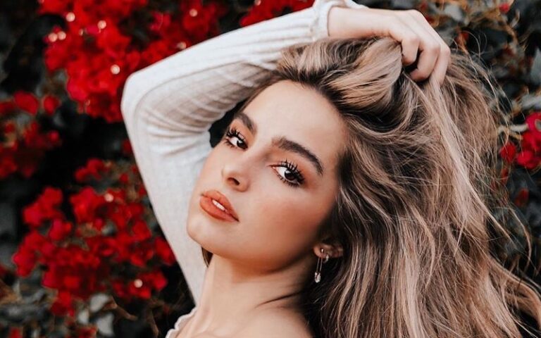 Addison Rae será protagonista de reboot de filme de sucesso dos anos 90 ...