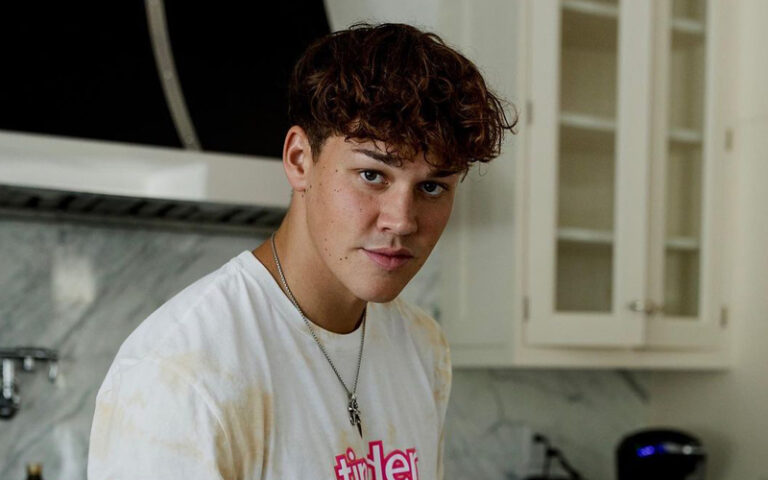 Noah Beck está processando TikToker? Vem entender! – Febre Teen