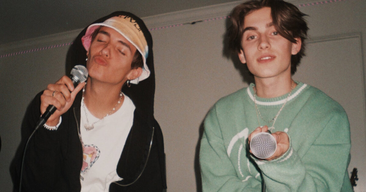 Johnny Orlando e Noah Urrea se juntam em cover perfeito de ‘Lost’, do ...
