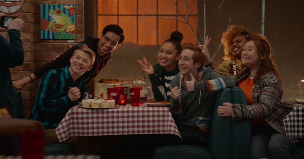 Ator de ‘High School Musical: The Series’ se assume em vídeo super ...