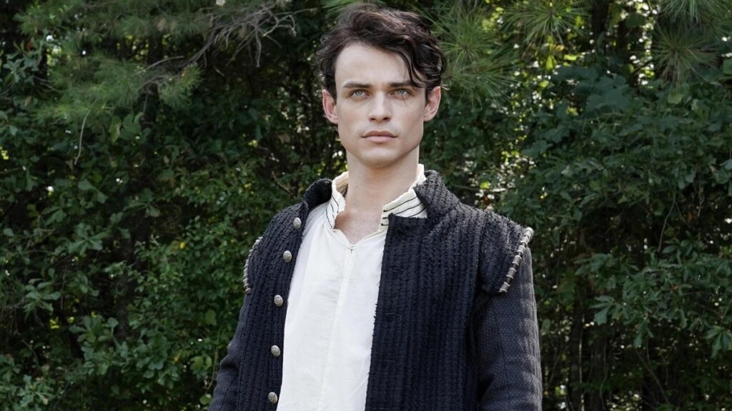 Thomas Doherty faz primeira aparição pública ao lado de nova namorada ...