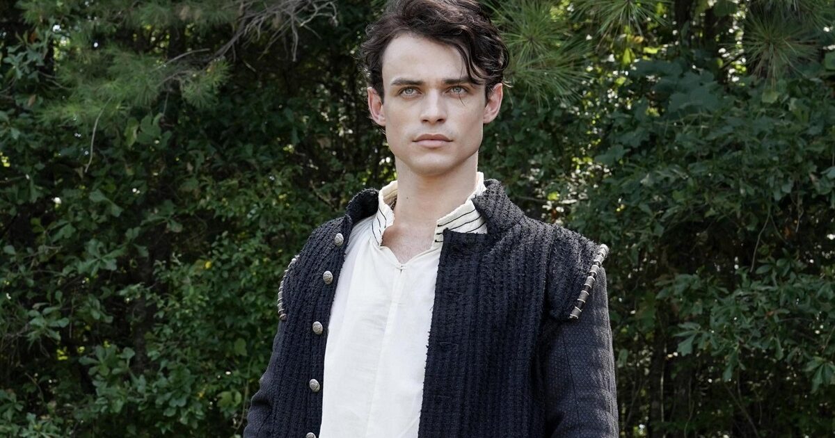 Thomas Doherty faz primeira aparição pública ao lado de nova namorada ...