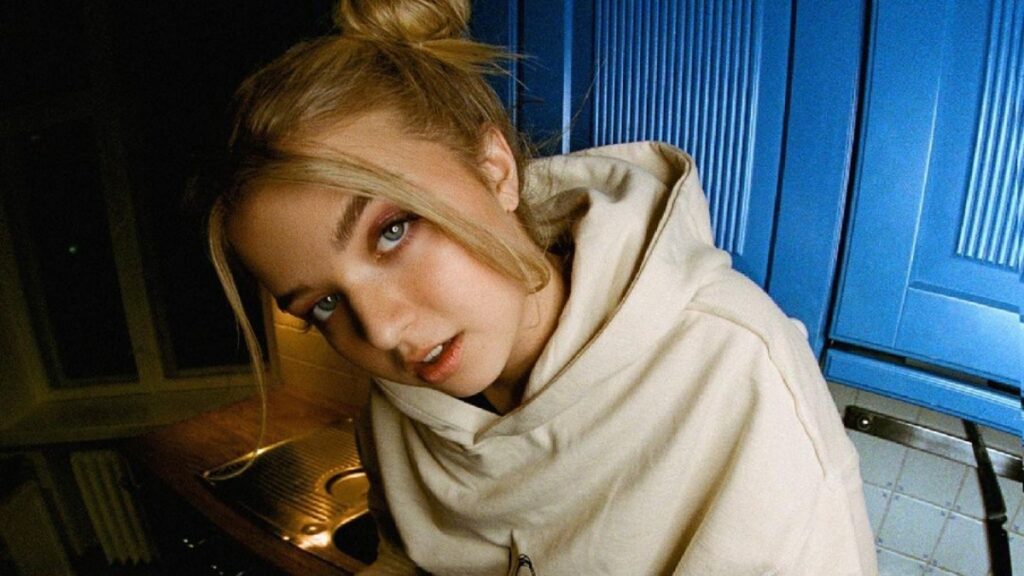 Joalin Loukamaa dá novo passo em sua carreira solo e é vista em estúdio ...