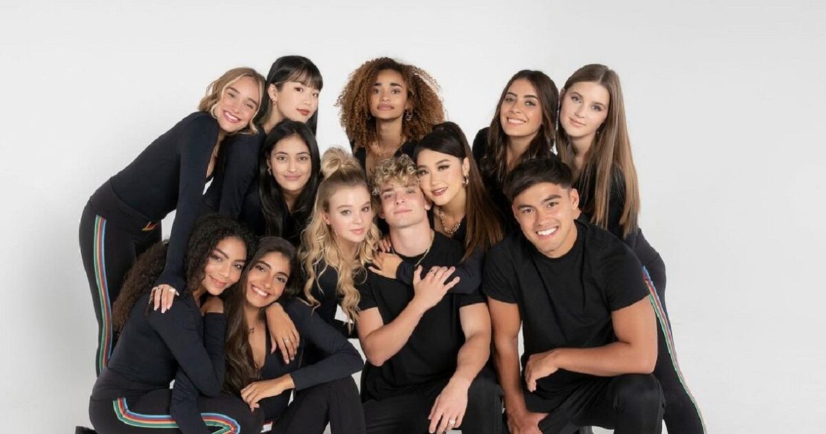 Integrantes do Now United surtam após ‘Wave Your Flag’ tocar durante os ...
