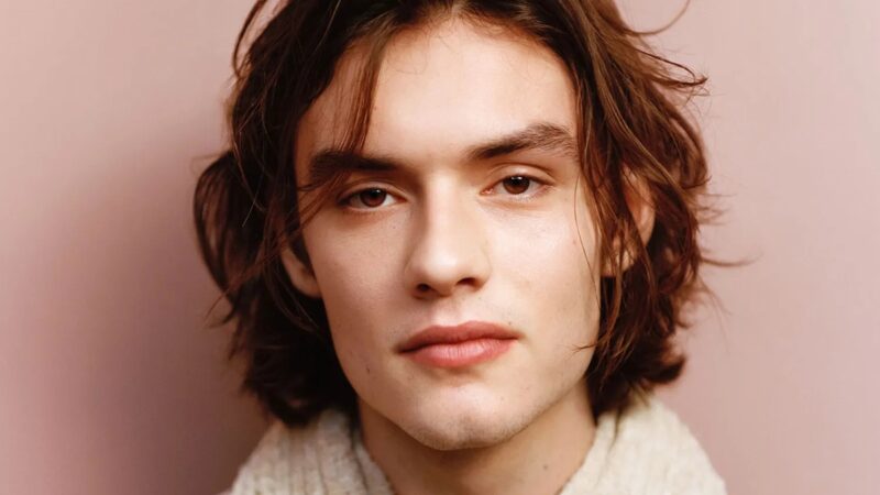 Louis Partridge estrela nova série da Netflix. Saiba tudo sobre ...